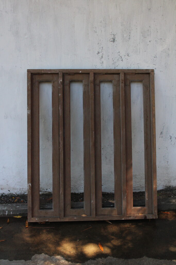 Esquadria de Pau D’arco com quatro folhas pivotantes – Arquivo
