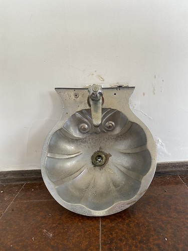 Cuba de alumínio decorada. – Arquivo